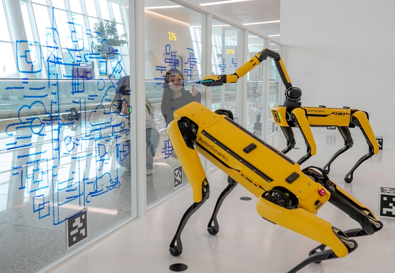 Màn vẽ tranh của robot bốn chân : Korea.net : The official website of ...