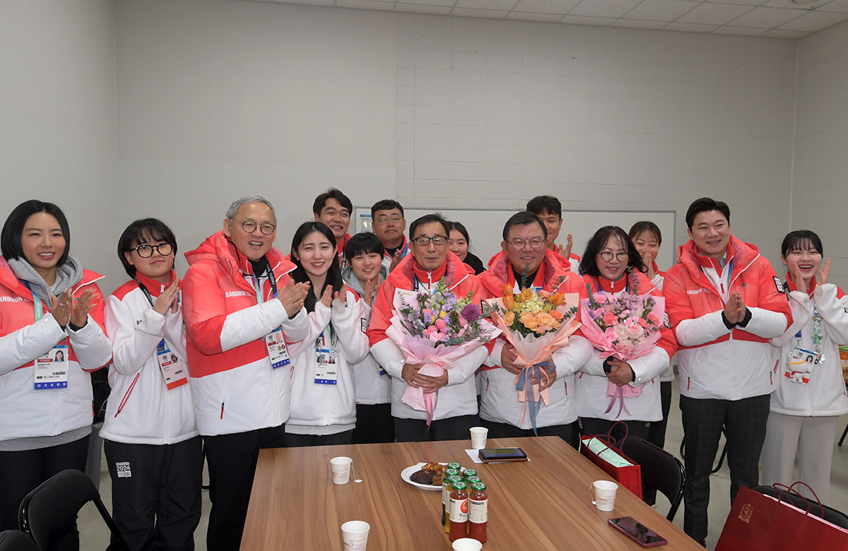 Bộ trưởng Yu In Chon khích lệ tình nguyện viên Gangwon 2024 : Korea.net ...